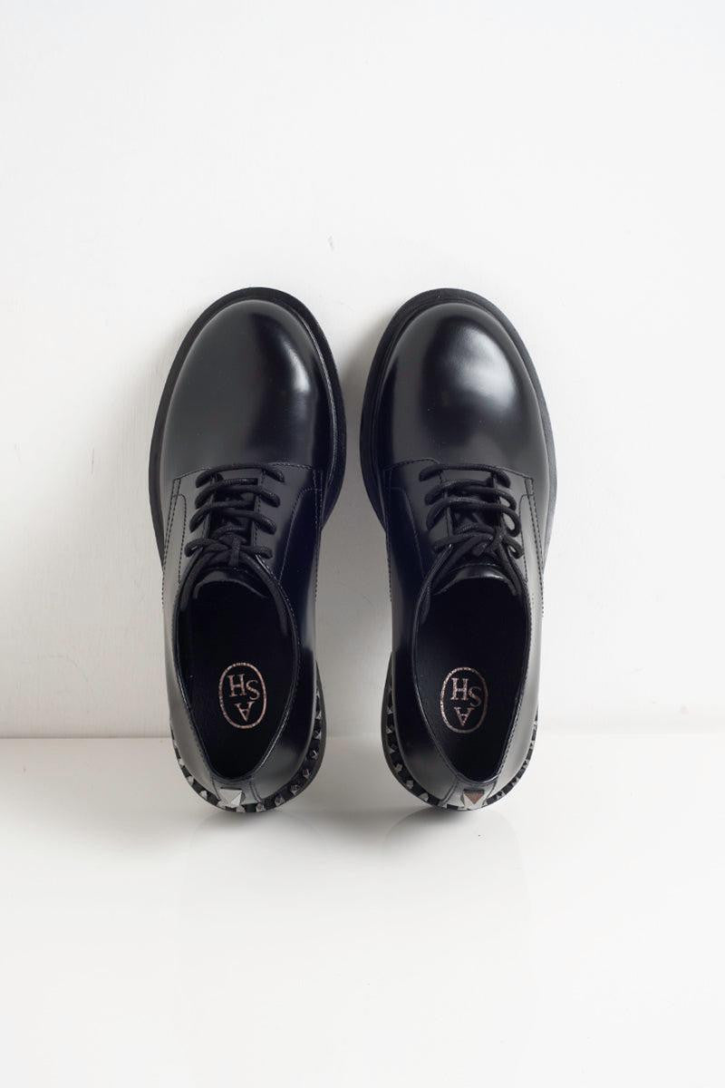 Scarpa stringata Freak in pelle nera su Progetto Seta